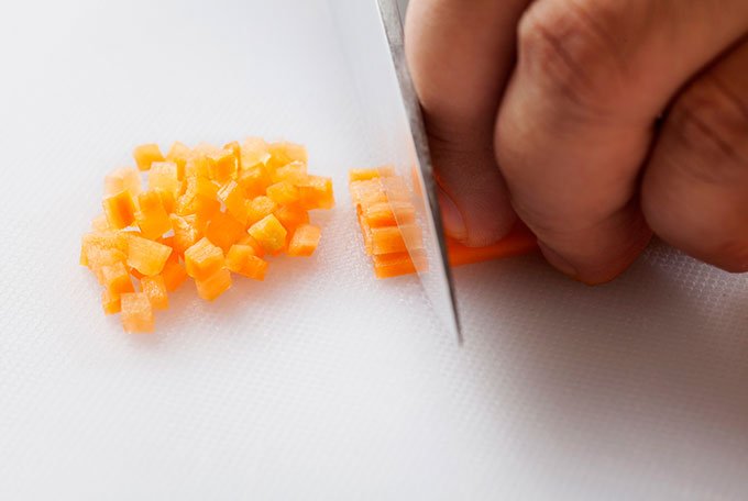 7 cortes básicos com faca para você brilhar na cozinha | Exame