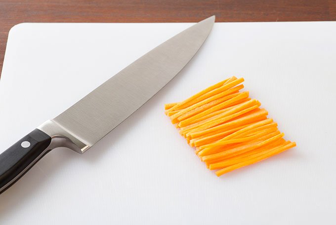 7 cortes básicos com faca para você brilhar na cozinha | Exame