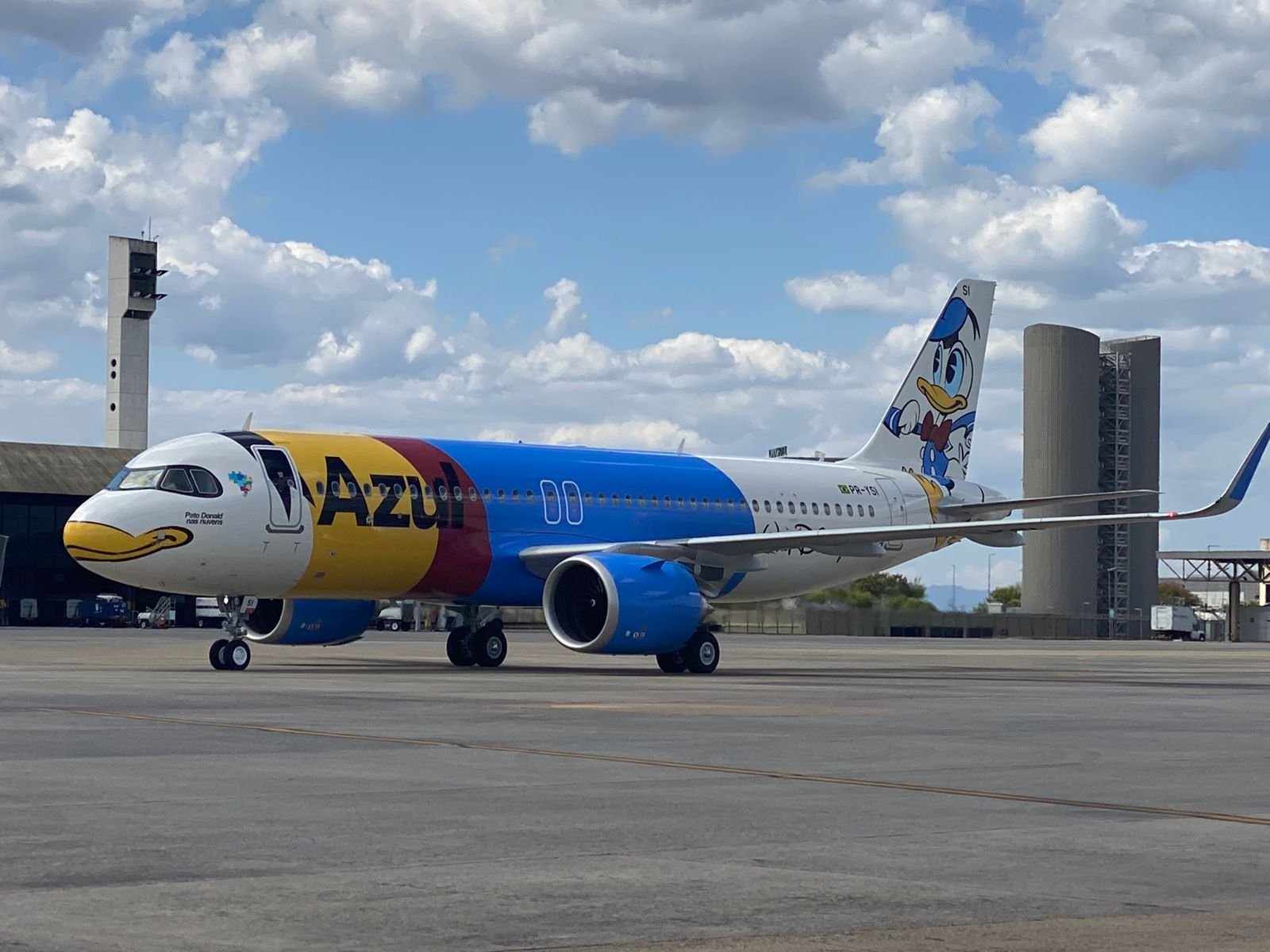 Disney no Brasil: avião da Azul com Margarida completa a frota temática ...