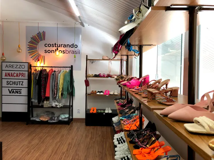 Arezzo&Co estreia loja em Paraisópolis em ação social com a Costurando ...