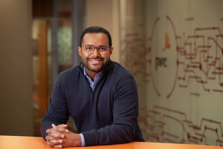 Metade dos 500 'trainees' na PwC são negros; entenda estratégia para ...