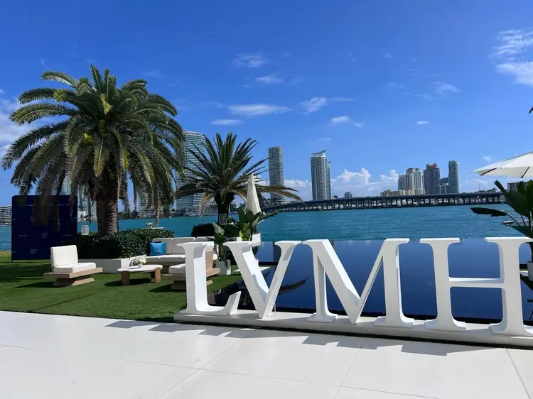 O grupo LVMH organiza salão de relógios em ilha de luxo em Miami | Exame