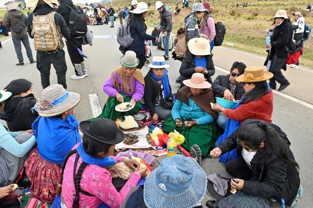 Seguidores De Evo Morales Marcham Na Bolívia Pelo Terceiro Dia Por
