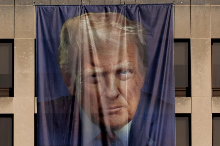 Trump fecha primeira venda de petróleo da Venezuela | Exame