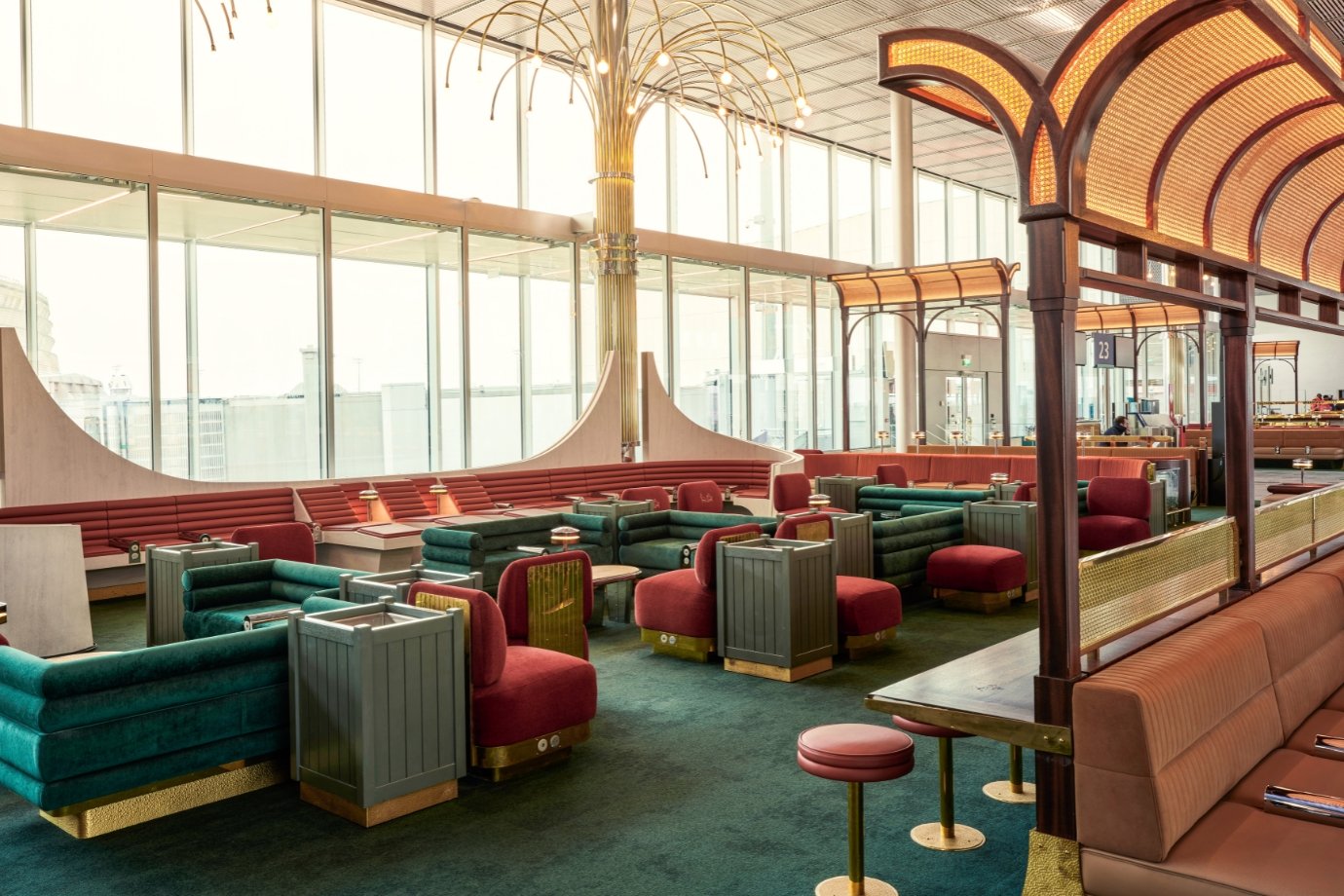 O terminal no aeroporto de Paris que parece um cenário de Wes Anderson ...
